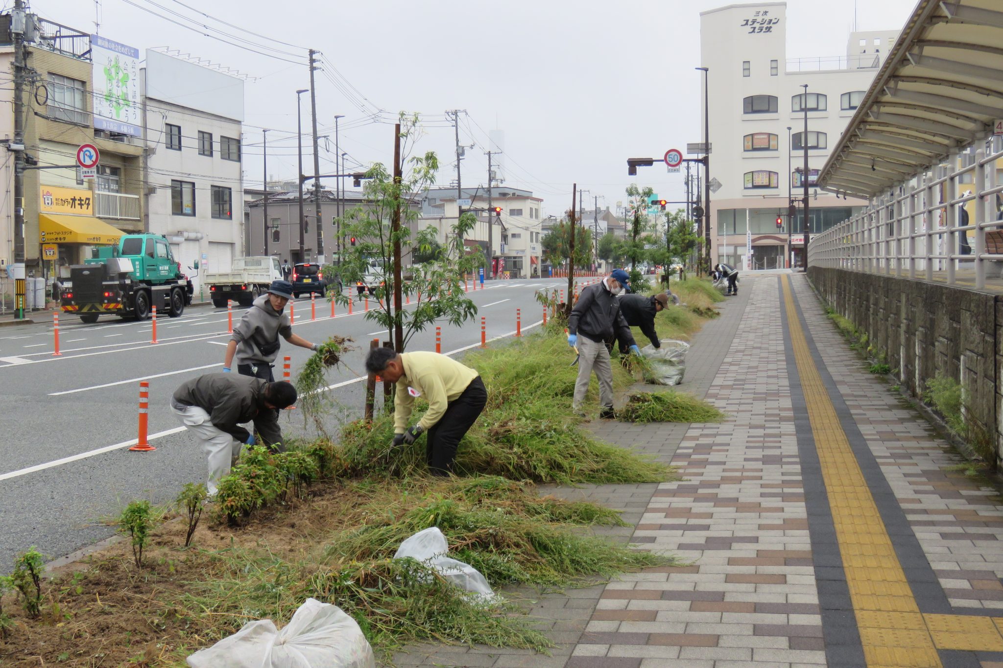 三次駅前側道の除草作業を行いました | 十日市自治連合会（十日市きんさいセンター）